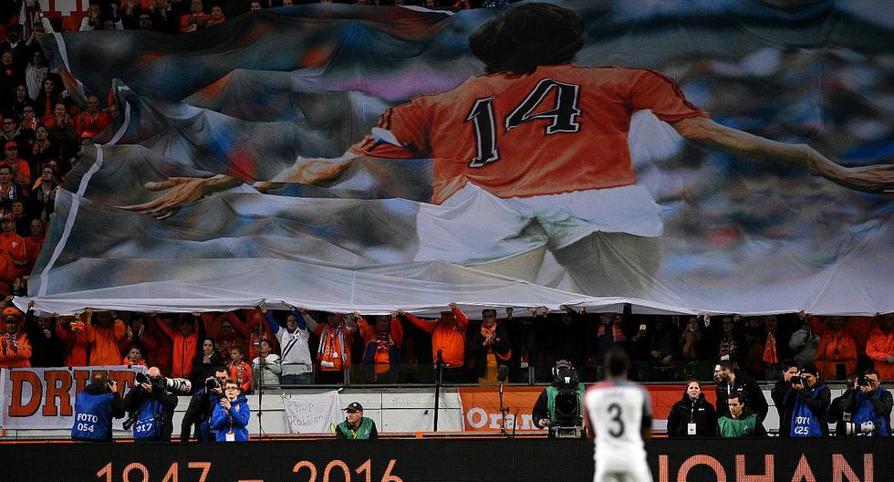 Hinchada de Holanda rindió homenaje a Johan Cruyff [VIDEO] | INTERNACIONAL | EL BOCÓN