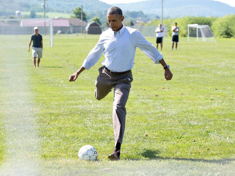 Barack Obama enseña como dominar una pelota de fútbol y patear un penal ...