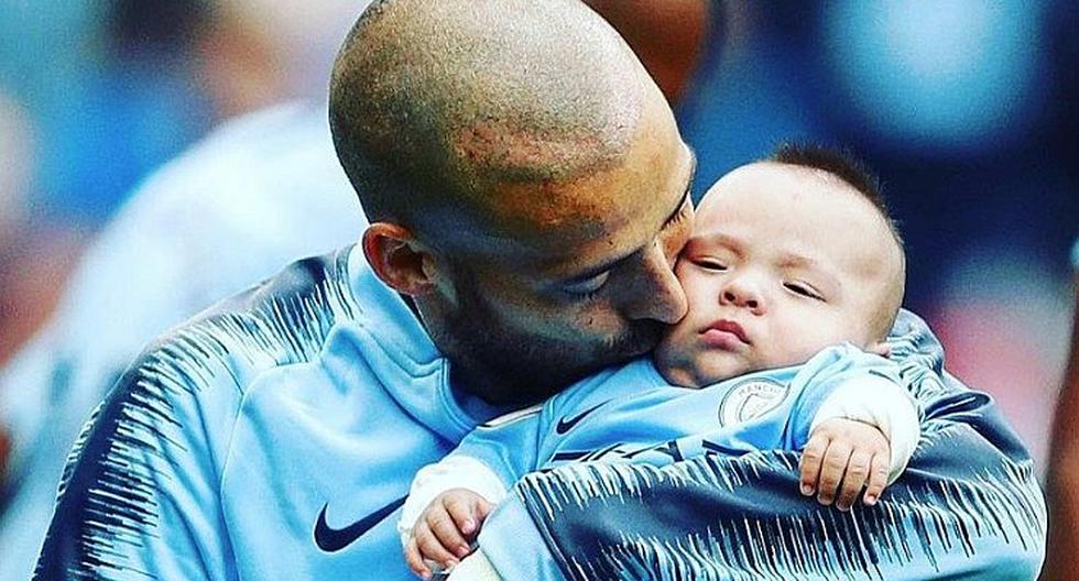 David Silva muestra a su hijo en debut del Manchester City ...